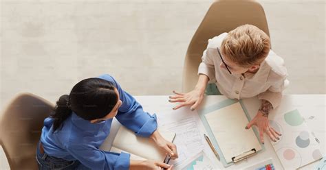 테이블에 앉아 있는 동안 데이터 차트에 대해 토론하는 두 명의 현대 여성 사업가의 평면도 배경 복사 공간 사진 Unsplash의 그래프 이미지