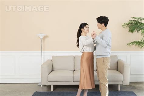 유토이미지 신혼부부 167 춤 춤 동작 라이프스타일