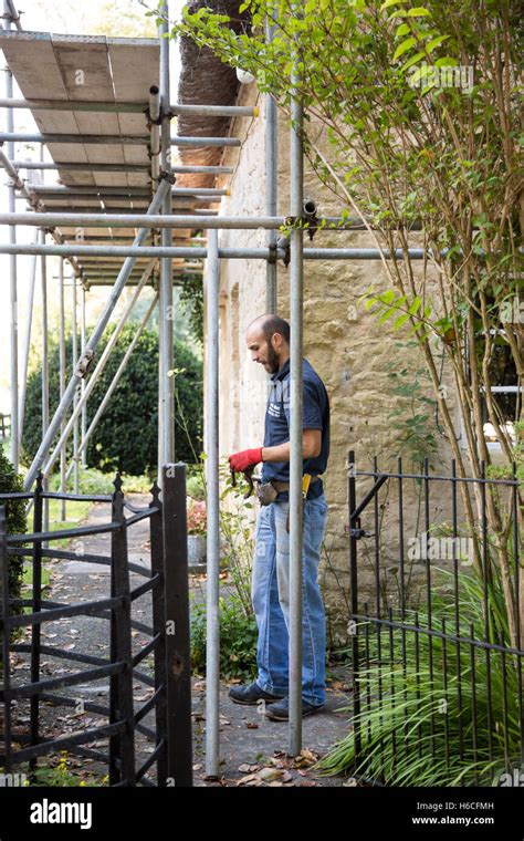 Scaffold Workers Erecting Scaffolding Stock Photo Alamy