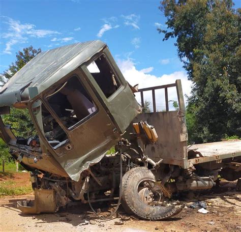 မုံရွာမှ မန္တလေးသို့ အကျဉ်းသားများ ပို့ဆောင်ရန် လာကြိုသည့် စစ်ကားများ