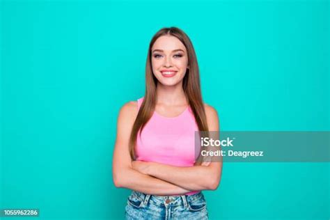 스트레이트 머리 화려한 좋은 귀여운 매력적인 완벽 한 웃는 소녀 교차 손으로 초상화 밝은 생생한 터키석 물 오리 배경 위에 절연