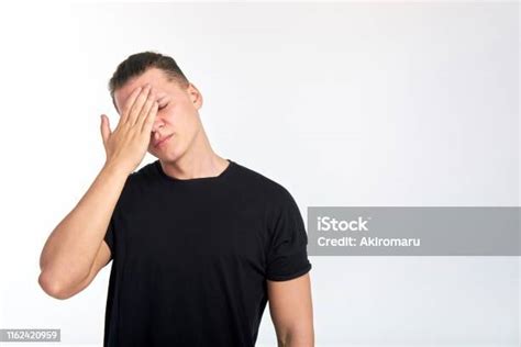 눈을 감고 머리를 만지는 불행한 청년 두통을 앓고있는 남자 흰색 배경에 스튜디오 촬영 공간을 복사합니다 남자에 대한 스톡 사진 및 기타 이미지 Istock