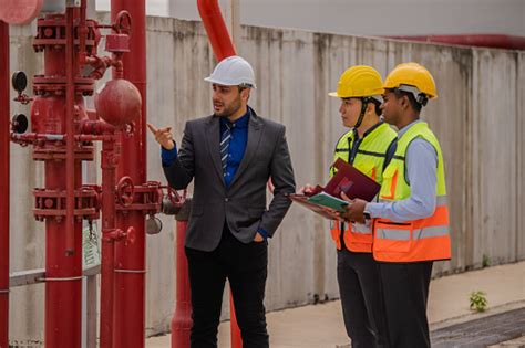 건설 현장의 다양한 전문가 팀 엔지니어 투자자 및 사업가 확인 구역과 함께 부동산 건설 프로젝트 토목 공학 작업 전략 계획 논의