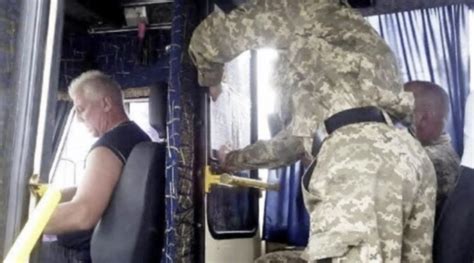 Хлопці із ЗСУ зайшли в столичну маршрутку і навіть близько не здогадувалися що цей день вони