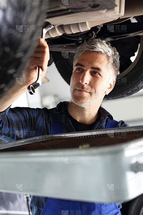 车间的机械师。