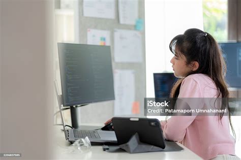 하이테크 교실에서 컴퓨터를 사용하여 로봇의 움직임을 프로그래밍하는 방법을 배우는 헌신적인 학생 이 Stem 중심 환경은 인공 지능 코딩 및 혁신을 촉진하여 차세대 로봇