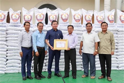 សម្តេចតេជោ ហ៊ុនសែន ផ្តល់អង្ករចំនួន ១០០តោន ដល់អាជ្ញាធរខេត្តស្វាយរៀង