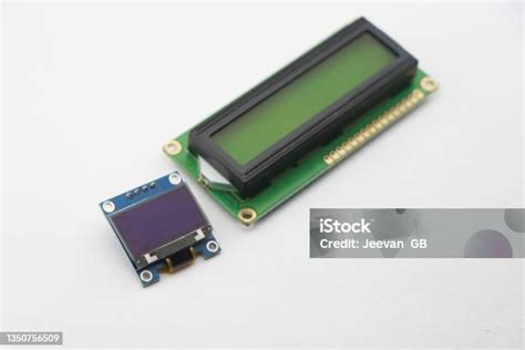 Modul Tampilan Oled Dan Modul Tampilan Lcd Diisolasi Dengan Warna Putih Layar Tampilan Digital