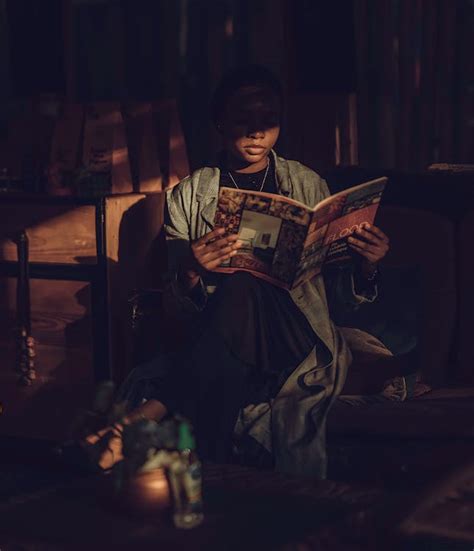 고독 고요한 고요함 그림자 내성적 인 대기의 독서하는 따뜻한 음색 레저 매거진 미스터리 반사 밤 부드러운 빛 사색 중인 실내 아늑한 여성