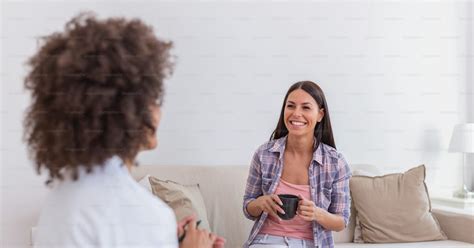 전문 심리학자 의사의 건강 관리 개념은 심리 치료 세션에서 상담하거나 진단 건강을 상담합니다 디지털 건강 개념 치료 세션 사진 Unsplash의 앉아 이미지