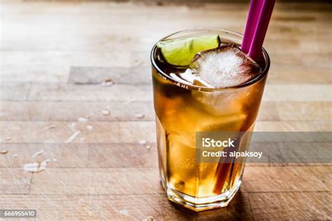 롱 아일랜드 아이스 티 라임 칵테일 얼음 및 핑크 빨 대와 함께 0명에 대한 스톡 사진 및 기타 이미지 0명 Ale 달콤한 음식 Istock