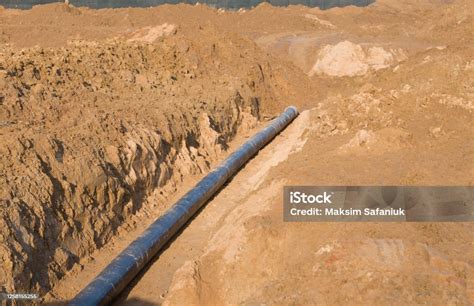 건설 현장에 외부 하수 시스템을 배치하기위한 트렌치플라스틱 하수도 파이프 다층 건물을 위한 위생 배수 시스템 민간 인프라 파이프 수도 및 폭풍 하수구 하수에 대한 스톡 사진