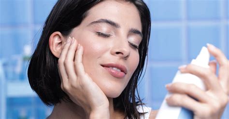 갈색 머리 개인 관리 걱정 없는 건강한 피부 고요한 고요함 더마솔 라이프스타일 모델 모이스처라이저 병을 바라보며 부드러운 부드러운 조명 부드러운 피부