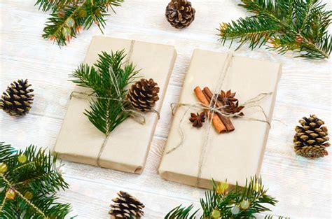 공예 용지 포장에 환경 친화적 인 메리 크리스마스 선물 제로 폐기물 재사용 개념 자연 장식과 지속 가능한 라이프 스타일 아무도 0명에 대한 스톡 사진 및 기타 이미지