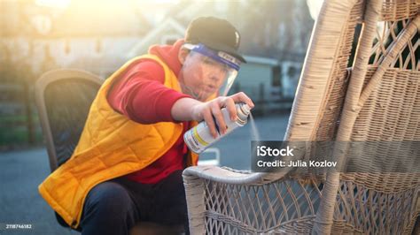 치료 활동 프로젝트 진행 중 자폐증 그림 고리 버들 의자를 가진 젊은 성인 가구에 대한 스톡 사진 및 기타 이미지 가구 스프레이 페인트 뿌림 Istock