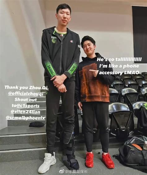 媒体人晒周琦与球迷合影：都穿上保护靴了 还要这么折腾他 直播吧