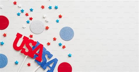 해피 콜럼버스 데이 개념입니다 흰색 테이블에 미국 장식과 색종이 플랫 레이 평면도 사진 Unsplash의 색종이 조각 이미지