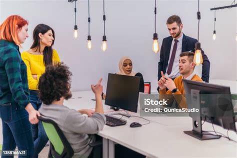 데스크톱 컴퓨터에서 작업하고 현대적인 사무실 공간에서 아이디어를 공유하는 다민족 동료 그룹 다민족 그룹에 대한 스톡 사진 및 기타 이미지 다민족 그룹 다양성 18