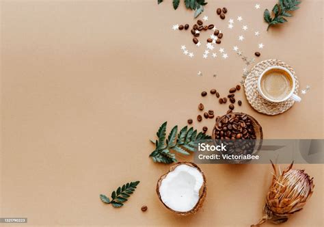 갈색에 커피 컵과 소셜 미디어에 대 한 세련된 블로거 배경 코코넛과 커피 콩 천연 제품 제로 폐기물 플랫 레이 복사 공간 개념에 대한 스톡 사진 및 기타 이미지 Istock