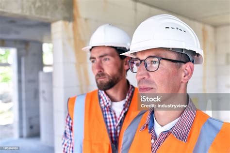 부지 건설 시 현장의 건설 관리자 및 건축가 현장 계획 및 제어 팀워크 2명에 대한 스톡 사진 및 기타 이미지 2명 개발 건설 산업 Istock