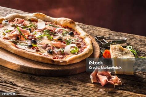 퀴 토 햄과 토마토 올리브 올리브 오일 파 르 마 치즈와 Arugula 이탈리아 피자 다채로운 배경 흐리게 스튜디오 촬영입니다 0명에 대한 스톡 사진 및 기타 이미지