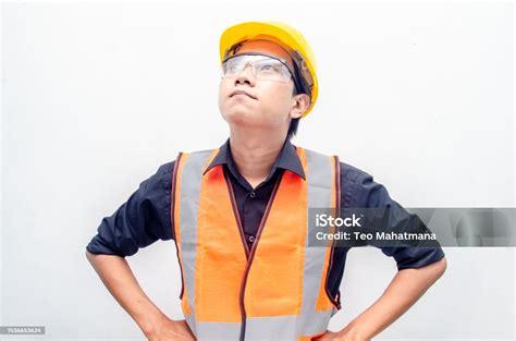 아시아의 젊은 자신감 있는 건설 노동자 또는 엔지니어가 빨간색 배경 위에 서 있는 초상화 20 29세에 대한 스톡 사진 및 기타 이미지 20 29세 건설 산업 건축가