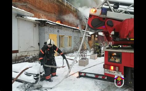 Число погибших при пожаре на цветочном складе в центре Москвы возросло до шести