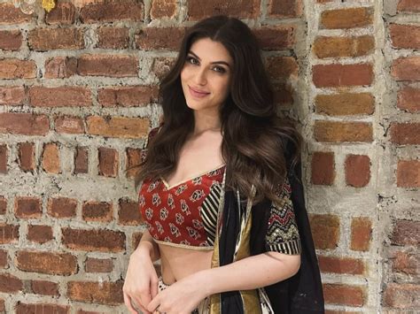Reaksi Aktris Iran Elnaaz Norouzi Atas Kematian Ali Khamenei Kabar