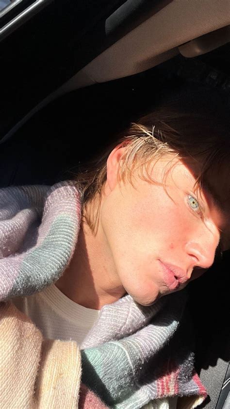 Пин от пользователя 🫧𝒟𝒶𝓇𝓀 𝒶𝑔𝑜𝓃𝓎 🫧 на доске 𝒞𝑒𝓁𝑒𝒷𝓇𝒾𝓉𝒾𝑒𝓈 в 2024 г Знаменитости