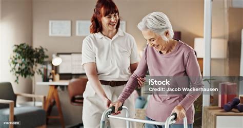 보행기 물리 치료 및 지원 골다공증 또는 재활을 위해 사무실에서 노인을 돕습니다 장애인 노인과 함께 하는 의료 건강 관리 및 물리 치료 노인에 대한 스톡 사진 및 기타