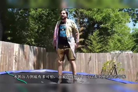 作死老外用1顿重的水气球压身上，啥体验？最后一刻吓出人生巅峰顿重气球老外