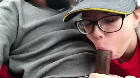 Une Employee Fait Une Pipe Rapide En Voiture A Un Client Noir