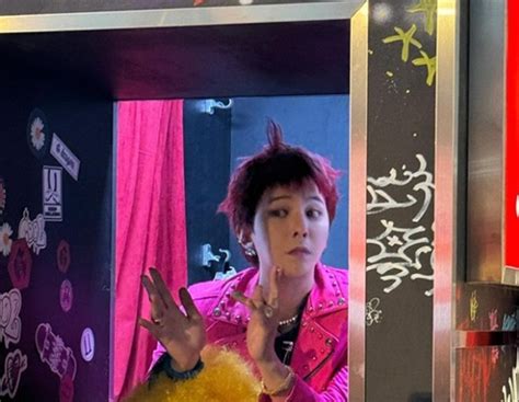 지드래곤 핫핑크 라이더 재킷→네일아트까지…녹슬지 않은 패션 감각