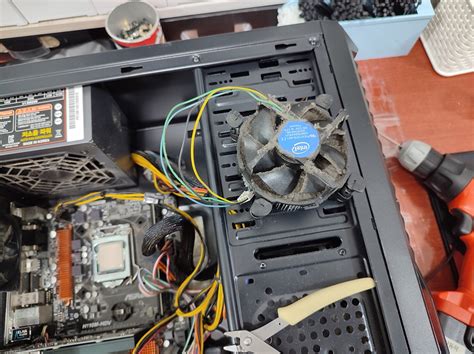 셀프 조립 컴퓨터 수리건 플로피 디스크 전원선을 Chassis Intrusion헤더에 연결함