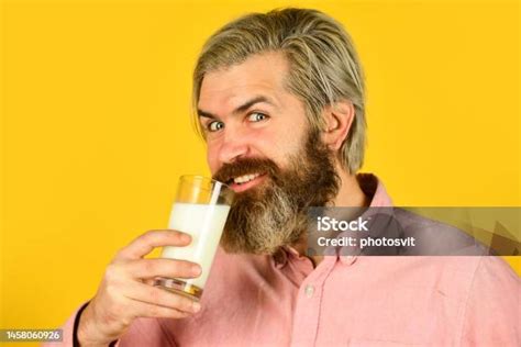 감정적 인 수염 난 남자는 우유 한 잔을 들고 있습니다 비건 우유 개념 다양한 콩 너트 씨앗 및 곡물로 만든 비건 우유 건강에 좋은 음식 단백질 칵테일을 마신다 유당 없음