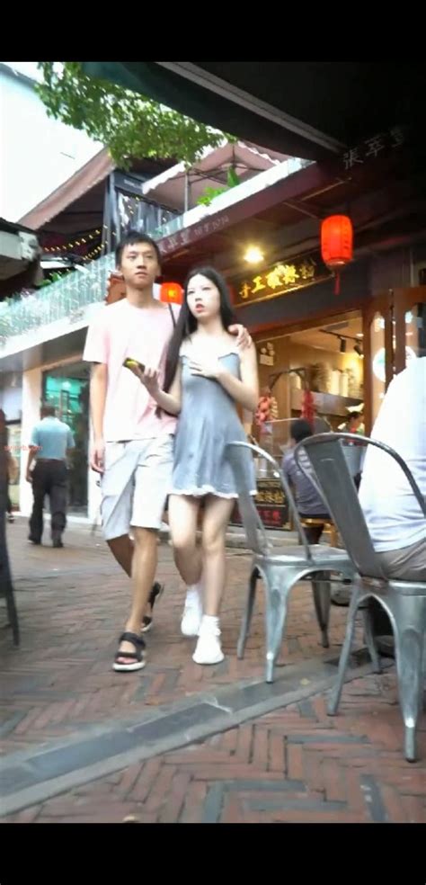 F是传送 On Twitter 这就是我喜欢夏天的原因，清凉的学生妹，怎么感觉你在勾引我？故意抬脚，加透明小内内，干瘦的男朋友满足不了你