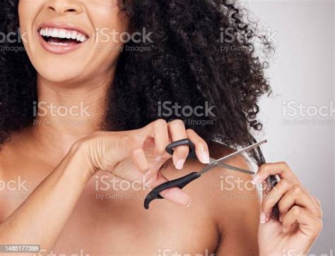 헤어스타일 가위 머리를 자르는 여자 디 그루밍 살롱이 스튜디오 회색 배경에 고립되어 있다 사람 아름다움 및 여성 모델 손질 팁은 미소와 행복으로 자기 관리 아프로 머리에