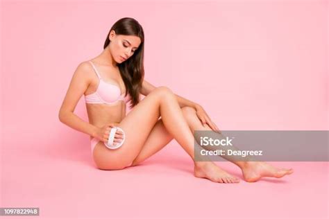 전체 길이 매력적인 그녀 그녀의 여자 다리 번짐 창백한 분홍색 브래지어에서 좋은 결과 보여주는 크림에 손을 장미 배경에 고립 된 놀라운 유혹의 몸 크기 사진 다리 신체