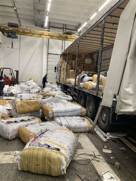 На Капитан Андреево Вместо прах за пране митничари откриха в тир 70 000 контрабандни парфюми