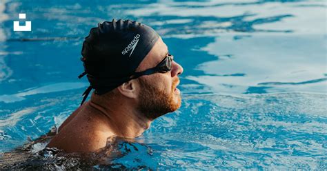 수영 모자를 쓰고 수영장에서 수영하는 남자 사진 Unsplash의 무료 남자 이미지