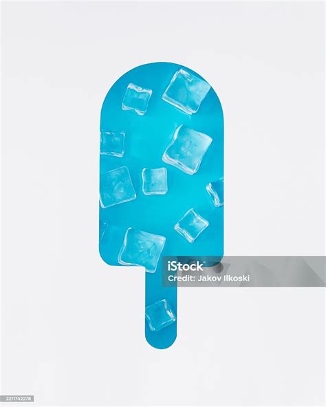 파란색 배경에 아이스크림 모양의 틈을 통해 볼 수 있는 얼음 조각이 있는 여름 구성 여름의 미적 개념입니다 트렌디 한 아이스크림 아이스 캔디 배경 아이디어 플랫 레이 스타일