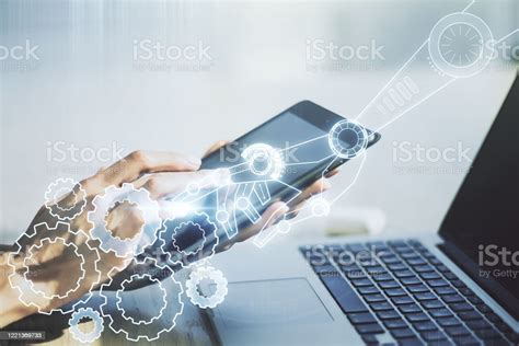 로봇 기술 홀로그램과 손가락의 이중 노출은 배경에 디지털 태블릿에 클릭합니다 연구 개발 소프트웨어 개념 로봇에 대한 스톡 사진 및 기타 이미지 Istock