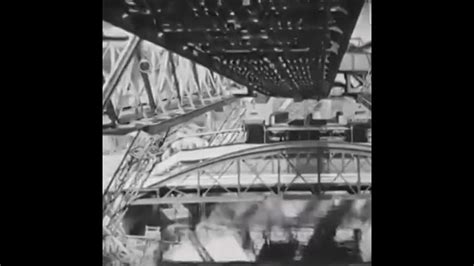 Летающий поезд Поездка по подвесной железной дороге в Германии в 1902 году Кадры почти так же