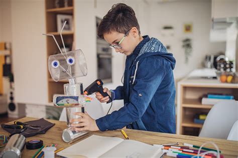 가정에서 학교 과학 프로젝트를 위한 로봇을 구성 하는 소년 엔지니어 10 11세에 대한 스톡 사진 및 기타 이미지 10 11