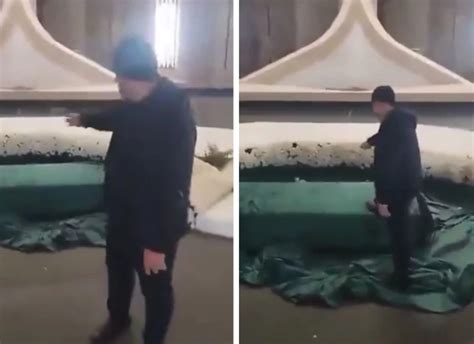 بعد سقوط النظام وهروب بشار شاهد أحد الثوار يضع قدمه على قبر حافظ