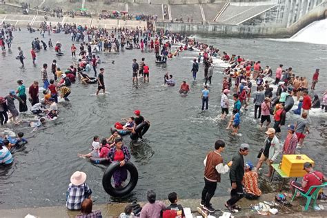 ဖြူးမြို့နယ်၌ မဟာသင်္ကြန်ကာလအတွင်း ဖြူးချောင်းဆည်ရေပိုလွှဲတွင် ရေကစားသူများ စည်ကားလျက်ရှိ