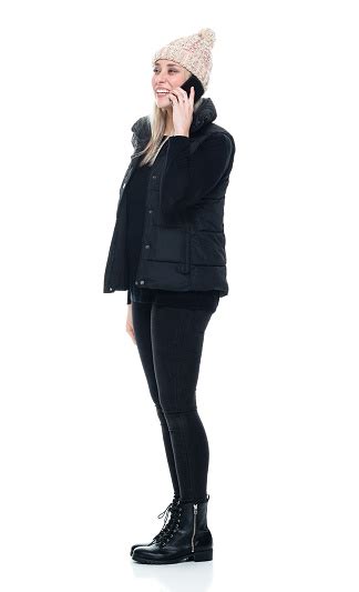 흰색 배경 앞에 서 있는 백인 여성 민소매 재킷을 입고 스마트폰을 사용 하 여 20 29세에 대한 스톡 사진 및 기타 이미지