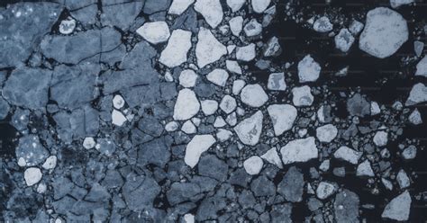 얼음과 물의 흑백 사진 사진 Unsplash의 언 이미지