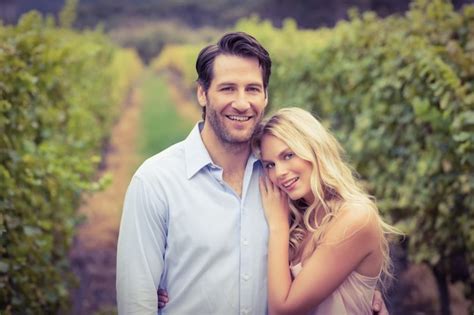 Joven Pareja Feliz Sonriendo A La C Mara Foto Premium