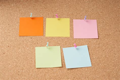 텍스트를 위한 공간이 있는 파란색 용지가 부착된 사무실 정보 게시판입니다 0명에 대한 스톡 사진 및 기타 이미지 0명 갈색